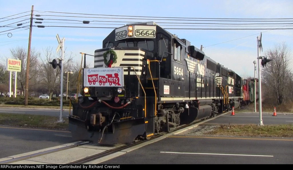 GP38-2 5664 Crossing Route 10